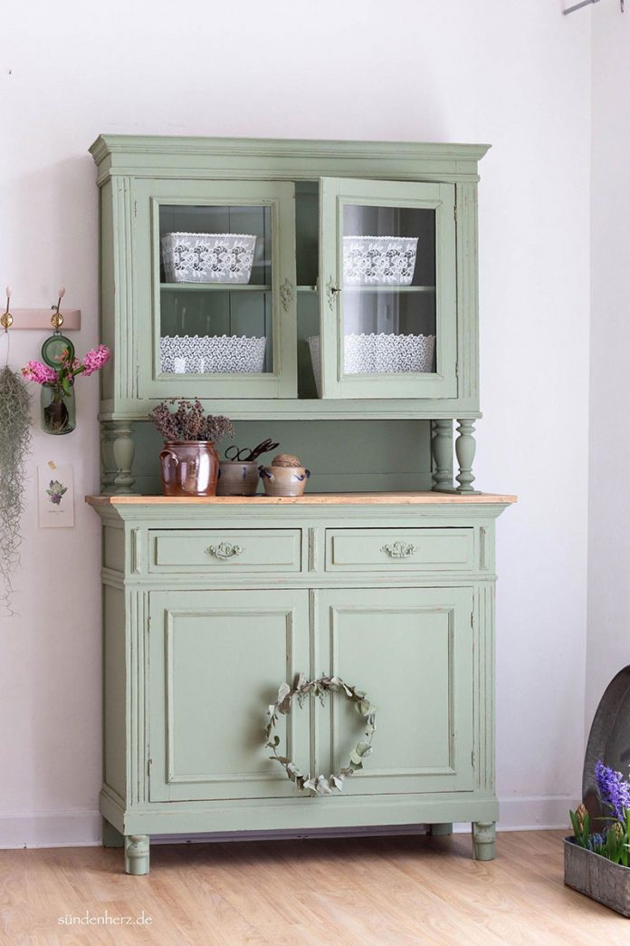 Nudi obilo prostora za shranjevanje: Retro kredenca je paša za oči ...