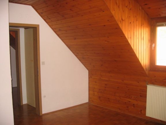 Podstreha s pogledom na škofjeloški grad - Ambienti