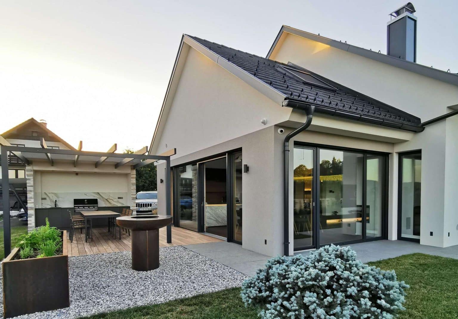 Hiša kot otok svetlobe in zemeljskih barv - Ambienti